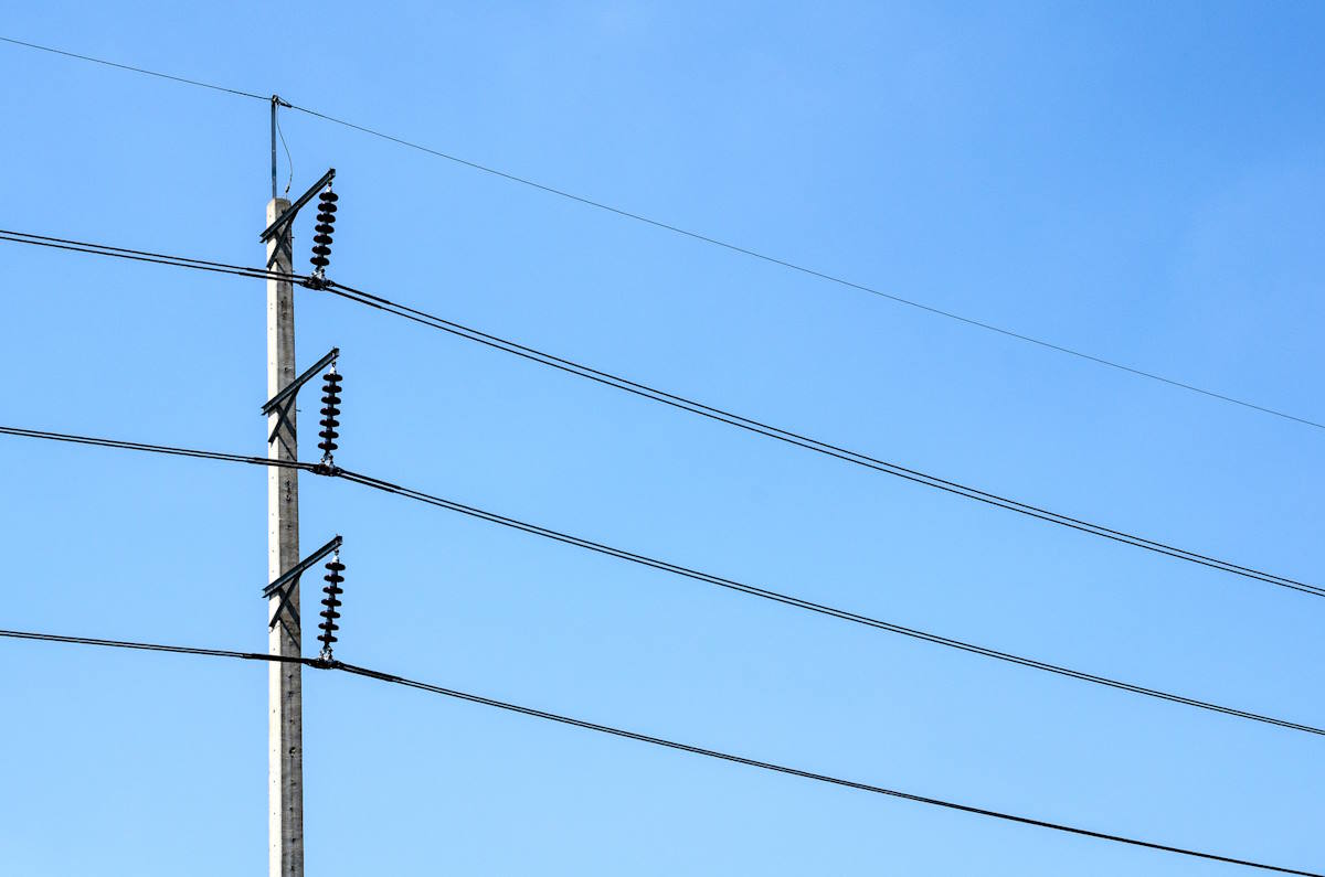 Poteau EDF sur mon terrain : quels sont mes droits ? - Passion Maisons